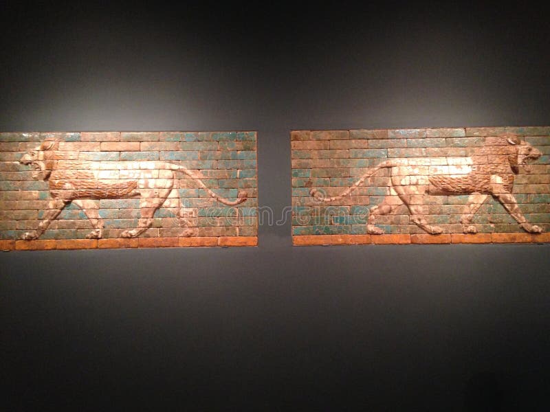 Två Paneler Med Stega Lejon I Storstads- Konstmuseum Redaktionell Foto ...