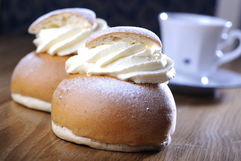 Svensk semla med kaffe arkivfoto. Bild av traditionellt - 29898476