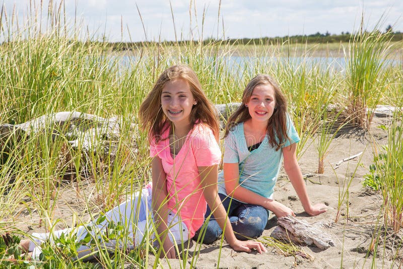 Två Unga Flickor På Stranden Arkivfoto - Bild av vänner, person: 43787454