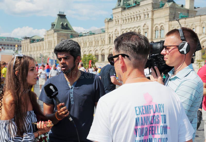 TV-de Verslaggevers Interviewen Binnen Voetbalventilators Op Het Rode ...