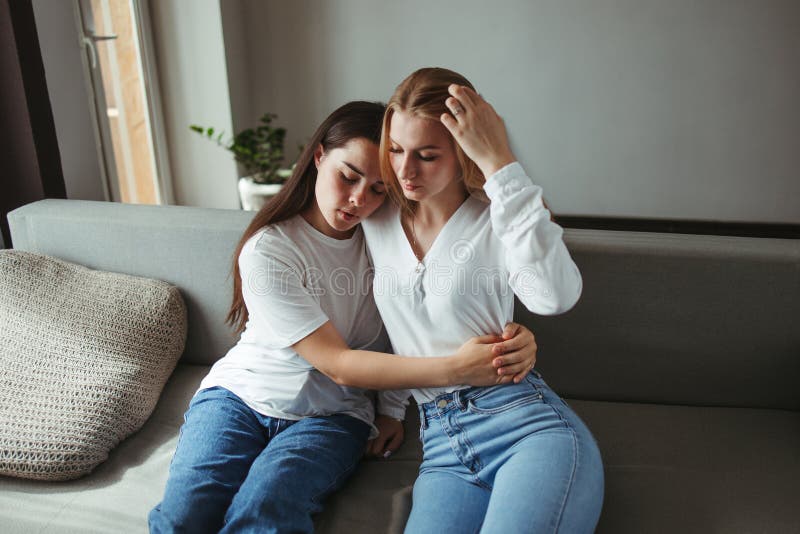 Lgbt Lesbian Par Som Klumpar I Vardagsrum Arkivfoto Bild Av Syskon Datummärkning 195532510 6374
