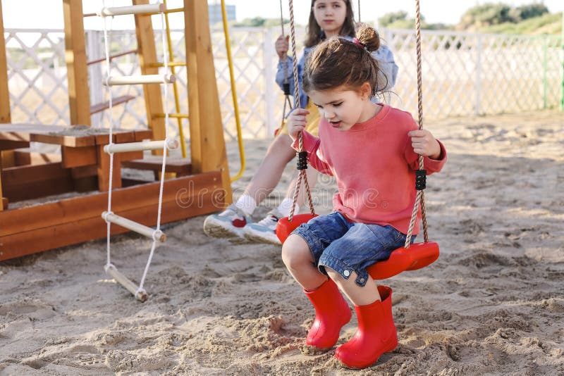 Twee Actieve Kleine Meisjes Die Samen Op Zonnige Dag Op Speelplaats In