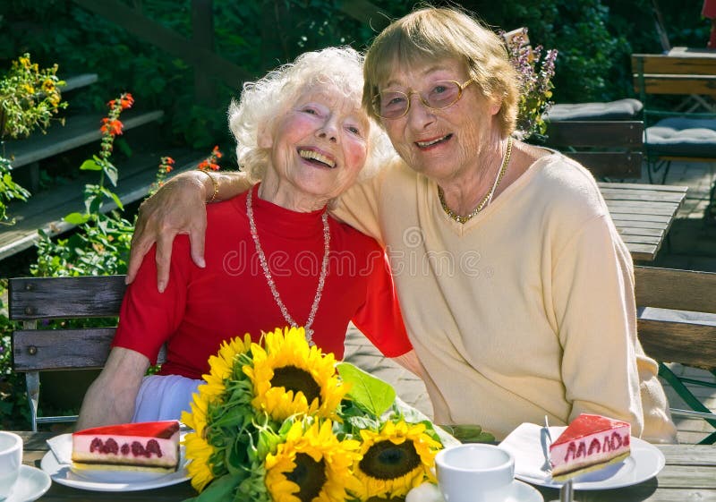 Twee Bejaarde Dames Die Van Hun Pensionering Genieten Stock Afbeelding ...