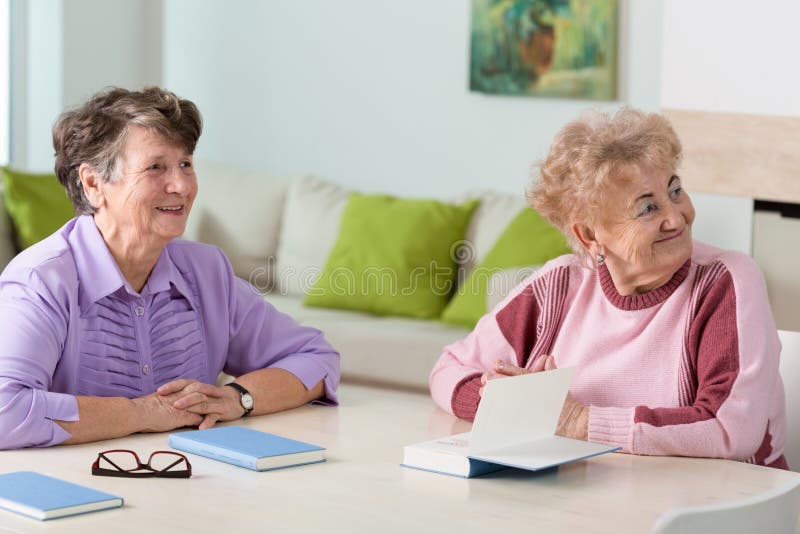 Bejaarden Die Koffie Drinken Stock Afbeelding - Image of gepensioneerde ...