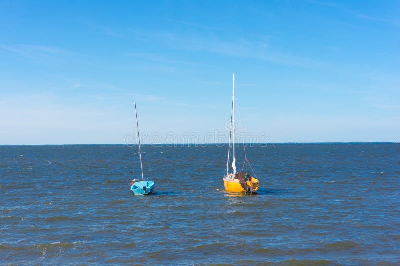 Twee Boten stock afbeelding. Image of mest, horizon, vervoer - 41733097