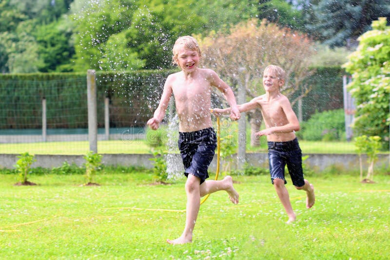 Twee Broers Die Met Waterslang Spelen in De Tuin Stock Foto - Image of ... Twee Broers Die Met Waterslang Spelen in De Tuin Stock Foto - Image of ...