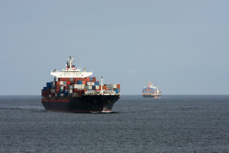 Twee Containerschepen Gaan Op Zee Over Stock Foto - Image of verzending ...