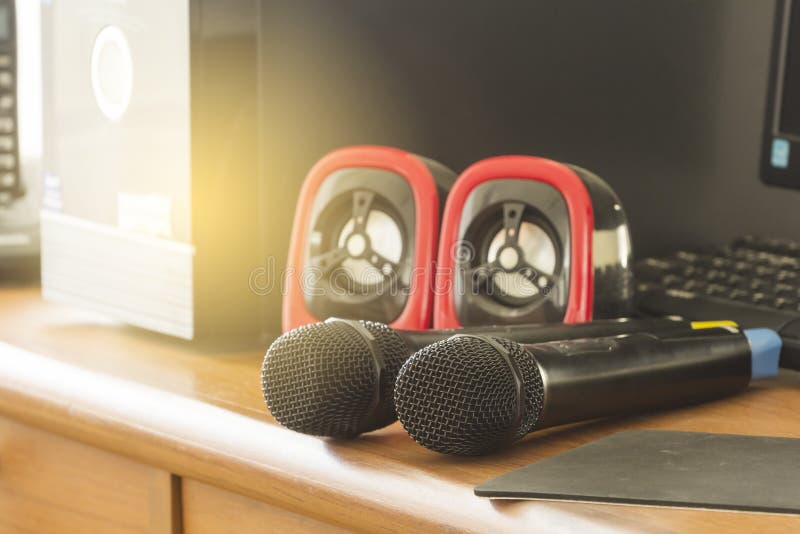 Twee Draadloze Microfoons Op De Conferentielijst Stock Foto - Image of ...