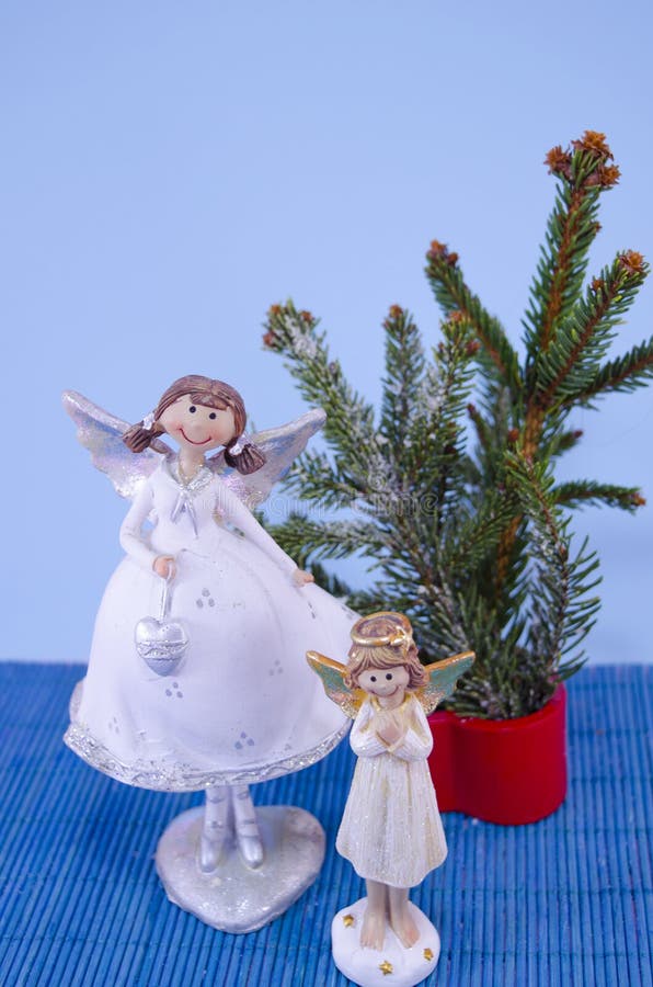 Twee Engelenbeeldjes En Een Spar Stock Afbeelding - Image of magisch ...