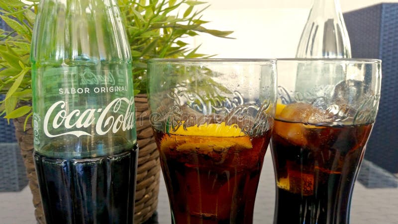 Klassieke Glazen Fles Van Coca-Cola Op Witte Achtergrond Redactionele ...