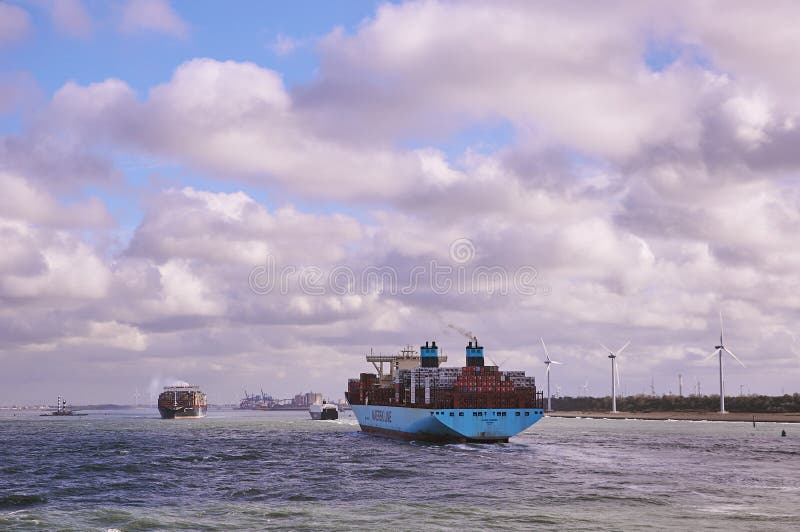 Twee Grote Containerschepen in Het Kanaal Van Rotterdam Redactionele ...