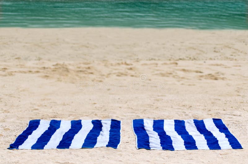 Twee handdoeken het strand stock afbeelding. Image of polynesie - 34614267