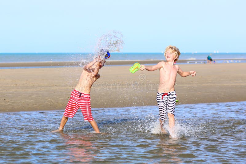 Twee Jongens Die Op Het Strand Spelen Stock Afbeelding - Image of ...