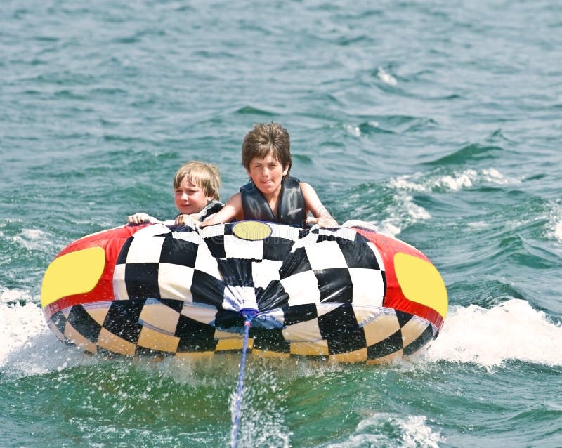 Twee Jongens Op Buis Achter Boot Stock Afbeelding - Image of vakantie ...