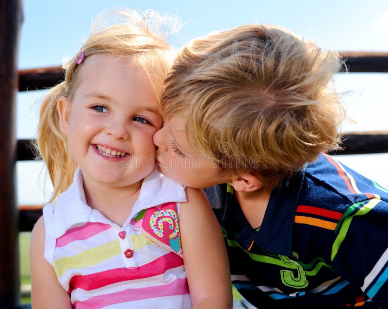 Twee Kinderen in De Speelplaats Stock Afbeelding - Image of blond ...