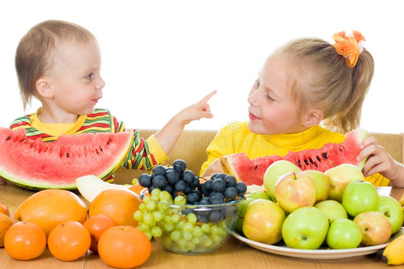 Twee Kinderen Eten Fruit Bij Een Lijst Stock Foto - Image of vrolijk ...
