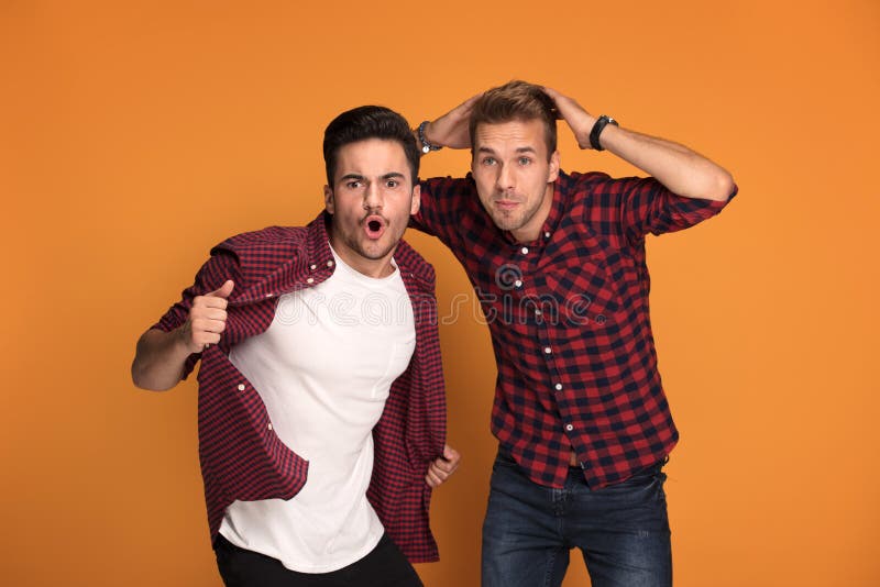 Twee Knappe Mensen Die Pret Hebben Bij Studio Stock Afbeelding - Image ...