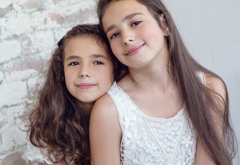 Twee Leuke Kleine Zusters Huddled Samen Stock Afbeelding Image Of