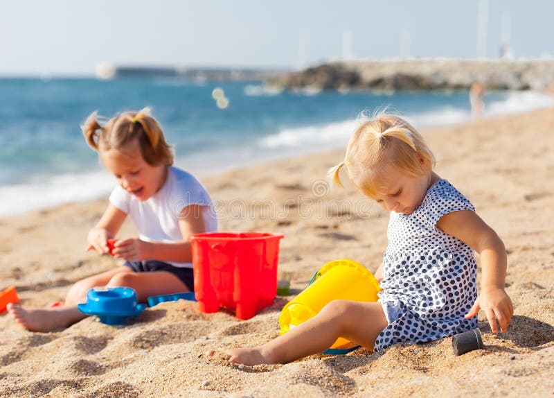 Twee Meisjes Die Op Strand Spelen Stock Afbeelding - Image of najaar ...