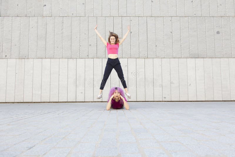 Twee Meisjes Die Samen En Op Elkaar Springen Spelen Stock Afbeelding