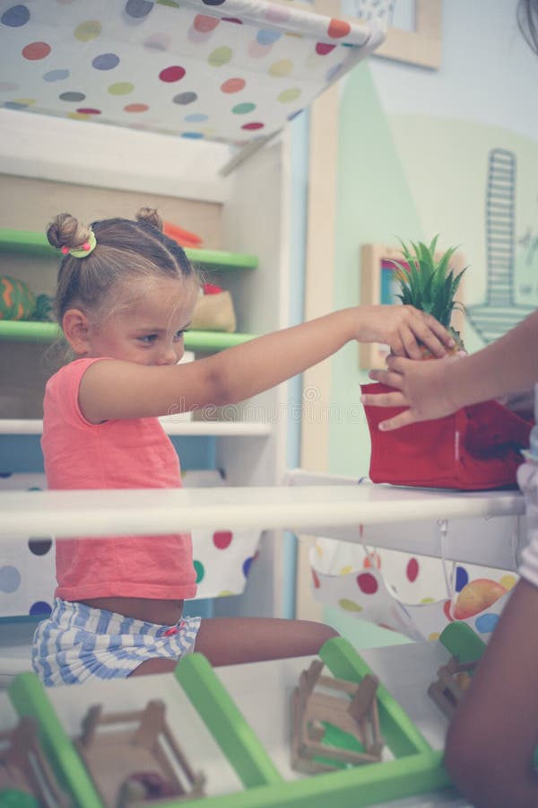 Twee Meisjes Die In Speelplaats Spelen Kleine Zusters Die T Spelen
