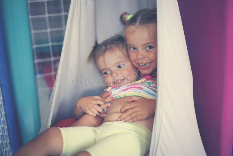 Twee Meisjes Die Samen In Speelplaats Spelen Twee Zusters Stock