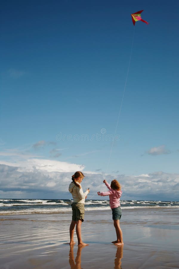 Twee meisjes met vlieger stock afbeelding. Image of kust - 6377655