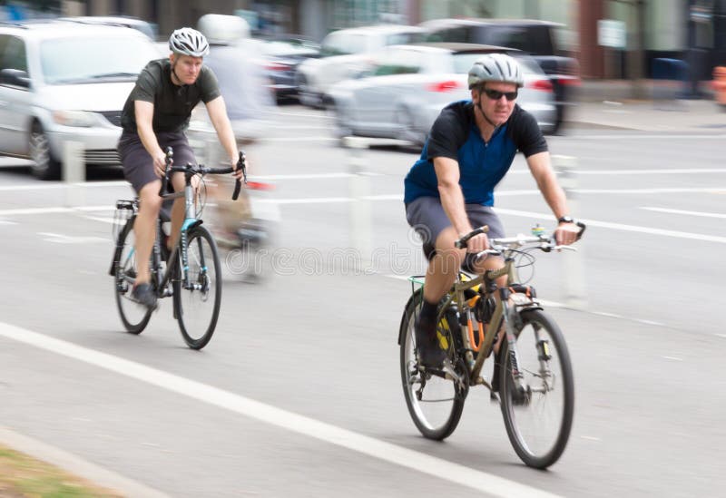 Twee Mensen Die Een Fiets Berijden Op De Straat Redactionele Fotografie ...