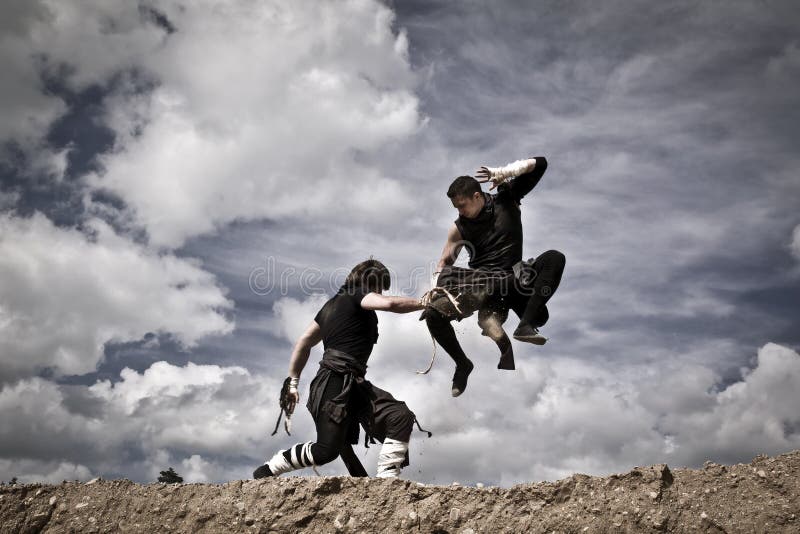 Twee mensen vechten stock afbeelding. Image of gymnastiek - 81345543