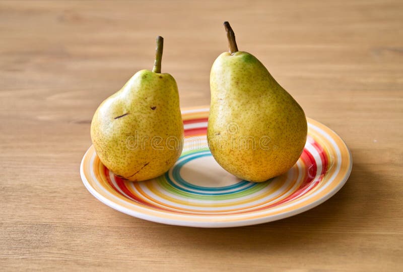 Twee peren op kleurenplaat stock afbeelding. Image of twee - 31200339