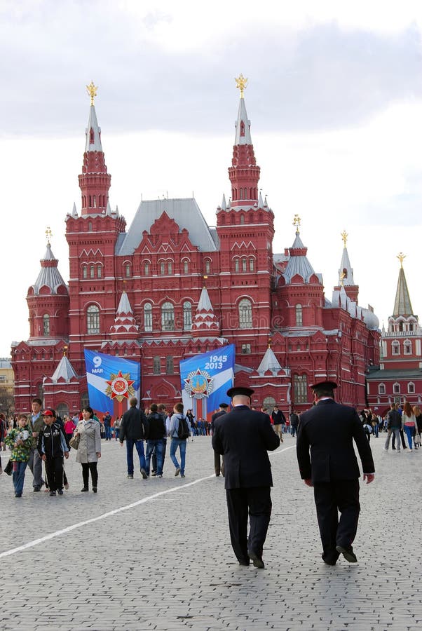 Twee Politieagenten Die Op Het Rode Vierkant Lopen Redactionele ...