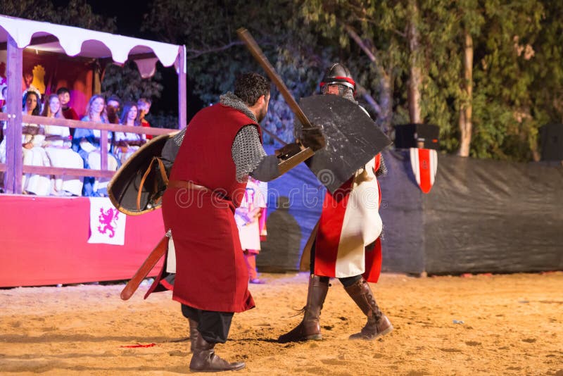Twee ridders het vechten redactionele foto. Image of gevecht - 98425001