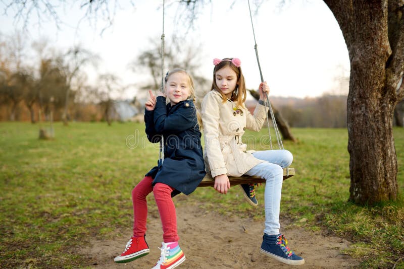 Twee Schattige Meisjes Die Leuk Op Een Schommel Samen Samen In De