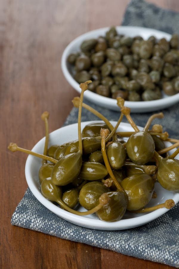 Twee Soorten Ingelegde Kappertjes Stock Foto - Image of voedsel ...
