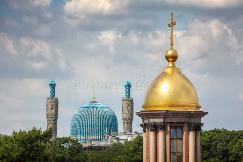 Twee Verschillende Godsdiensten Stock Foto - Image of kruis ...