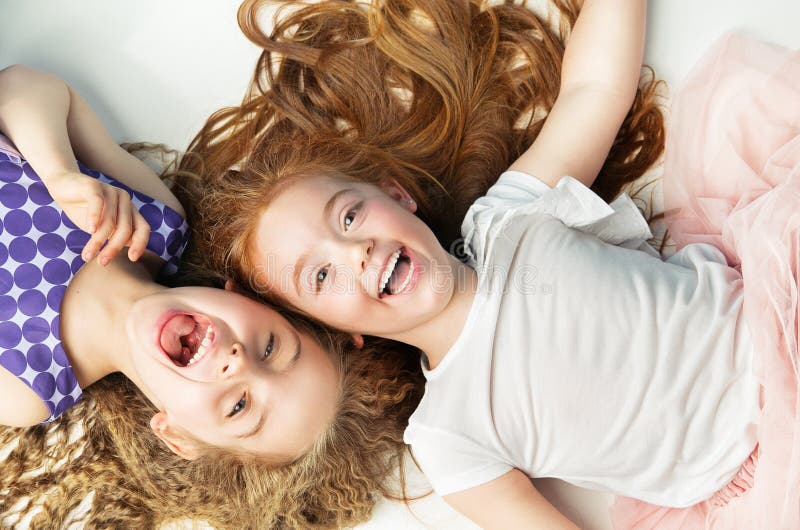Twee Aanbiddelijke Meisjes Die Samen Spelen Stock Foto Image Of