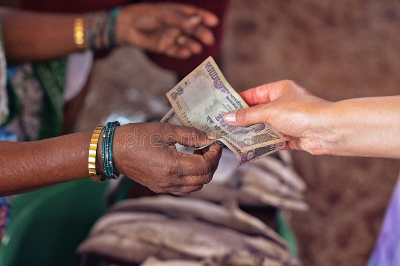 Twee Vrouwen Die Met Giftdozen Ruilen Die Gelukkig Elkaar Bekijken ...