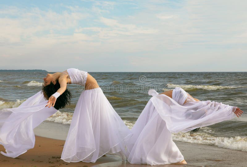 Twee Witte Engelen Op Het Strand Stock Foto - Image of buiten, stranden ...