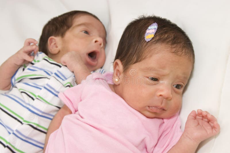 Tweeling babys stock afbeelding. Image of spaans, identiek - 19546345