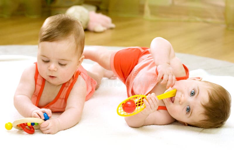 Tweeling meisjes stock afbeelding. Image of twee, tweelingen - 12727261