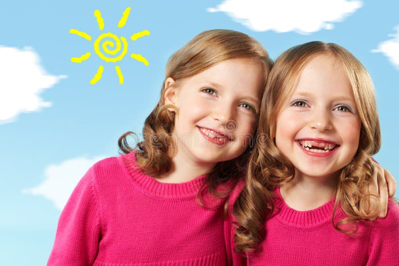 Tweeling meisjes stock afbeelding. Image of meisje, levensstijl - 28949105
