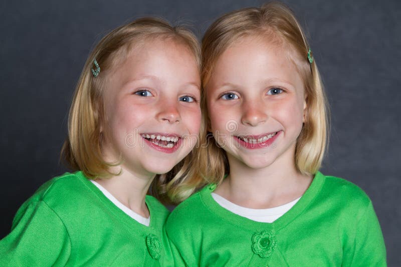 Tweelingen Die Met Vlinders Spelen Stock Foto - Image of zuster, kind ...