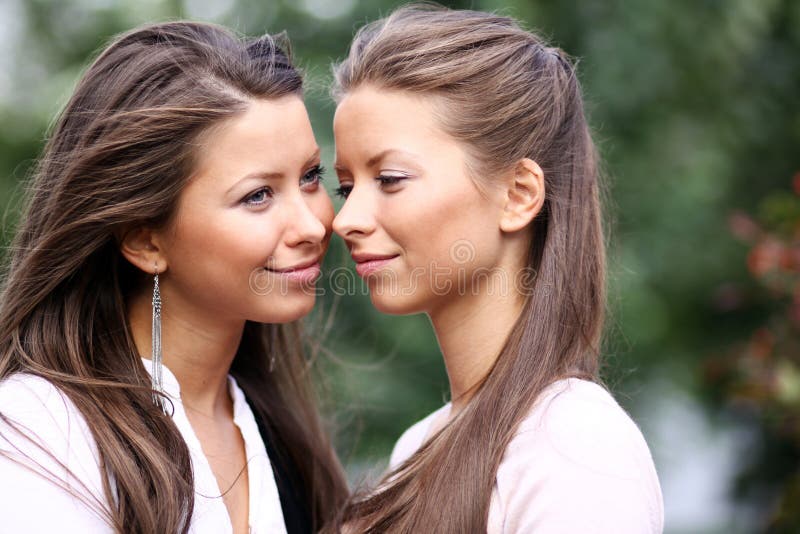 Tweelingen van zuster stock foto. Image of blond, wijfje - 22097274