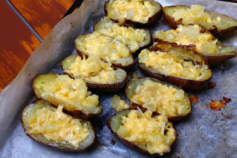 Tweemaal Aardappelen in De Schil Stock Foto - Image of gebakken, groep ...