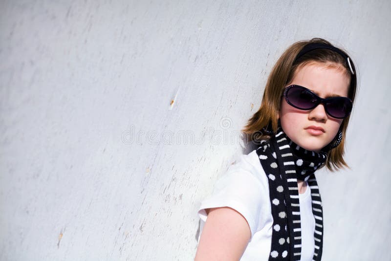 Tween da una parete immagine stock. Immagine di ragazza - 4825715