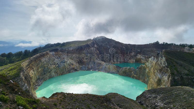 Twin Lake of Kelimutu at Flores Stock Image - Image of water, shore ...