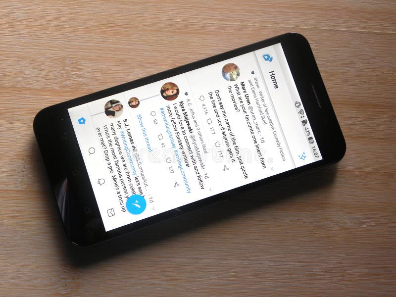 Twitter tweets editorial stock photo. Image of global - 152160273