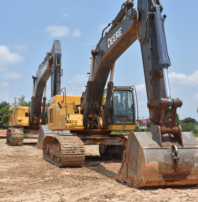 Excavators Lined Up in a Row Editorial Photo - Image of cylinder, lined ...