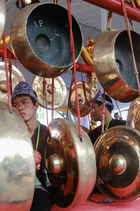 Two Gong Players editorial photography. Image of tradition - 226437382