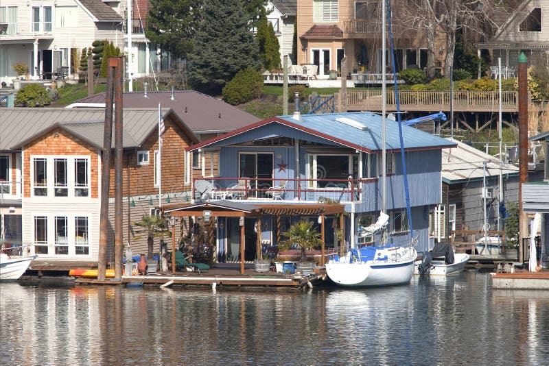 Floating House on the Columbia River Oregon. Stock Image - Image of ...